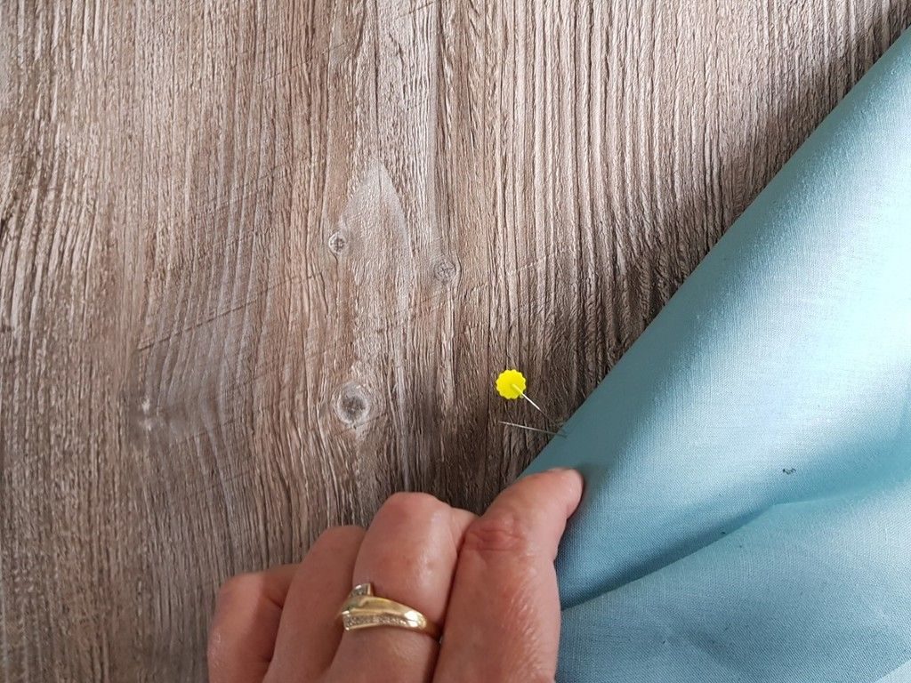 Couper le tissu et marquer les crans d'un patron - Confection Tendance